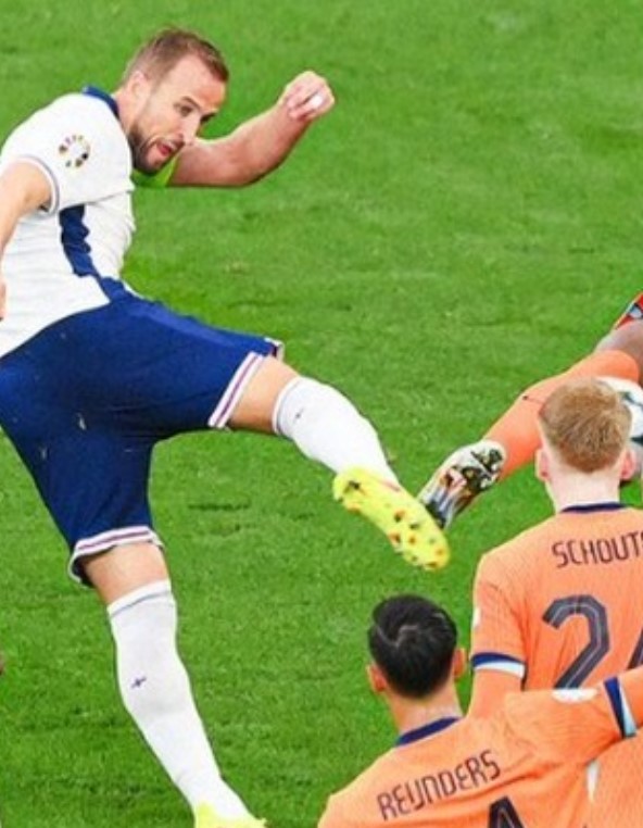 Harry Kane can kick people and still win penalties @paddypowerofficial ...